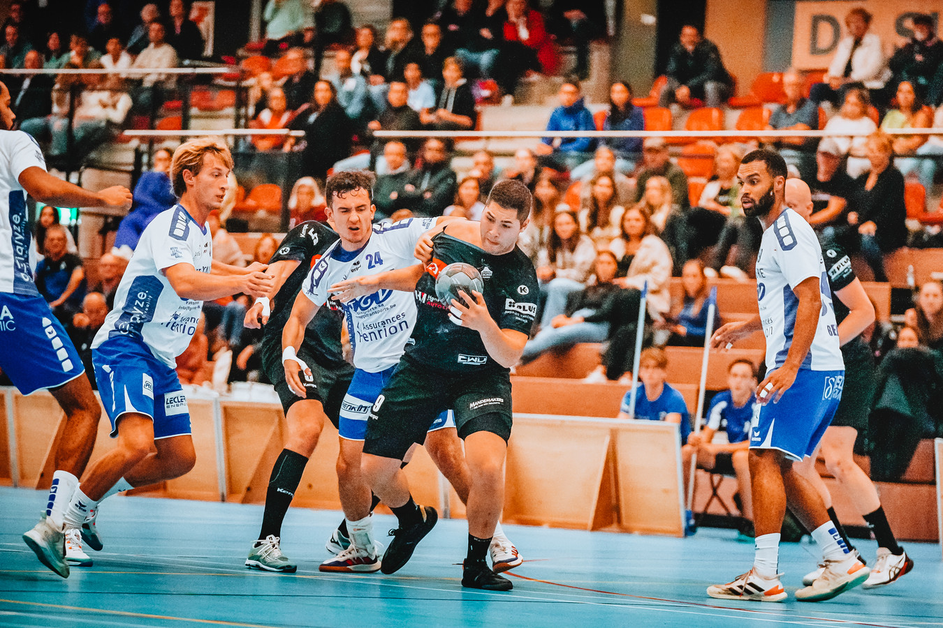 Tachos verliest, maar begint steeds beter te wennen en toont progressie ...