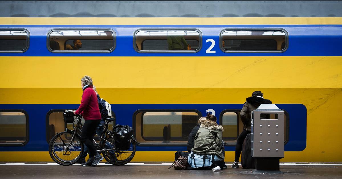 NS heeft aangifte gedaan vanwege afsteken zwaar vuurwerk in trein ...