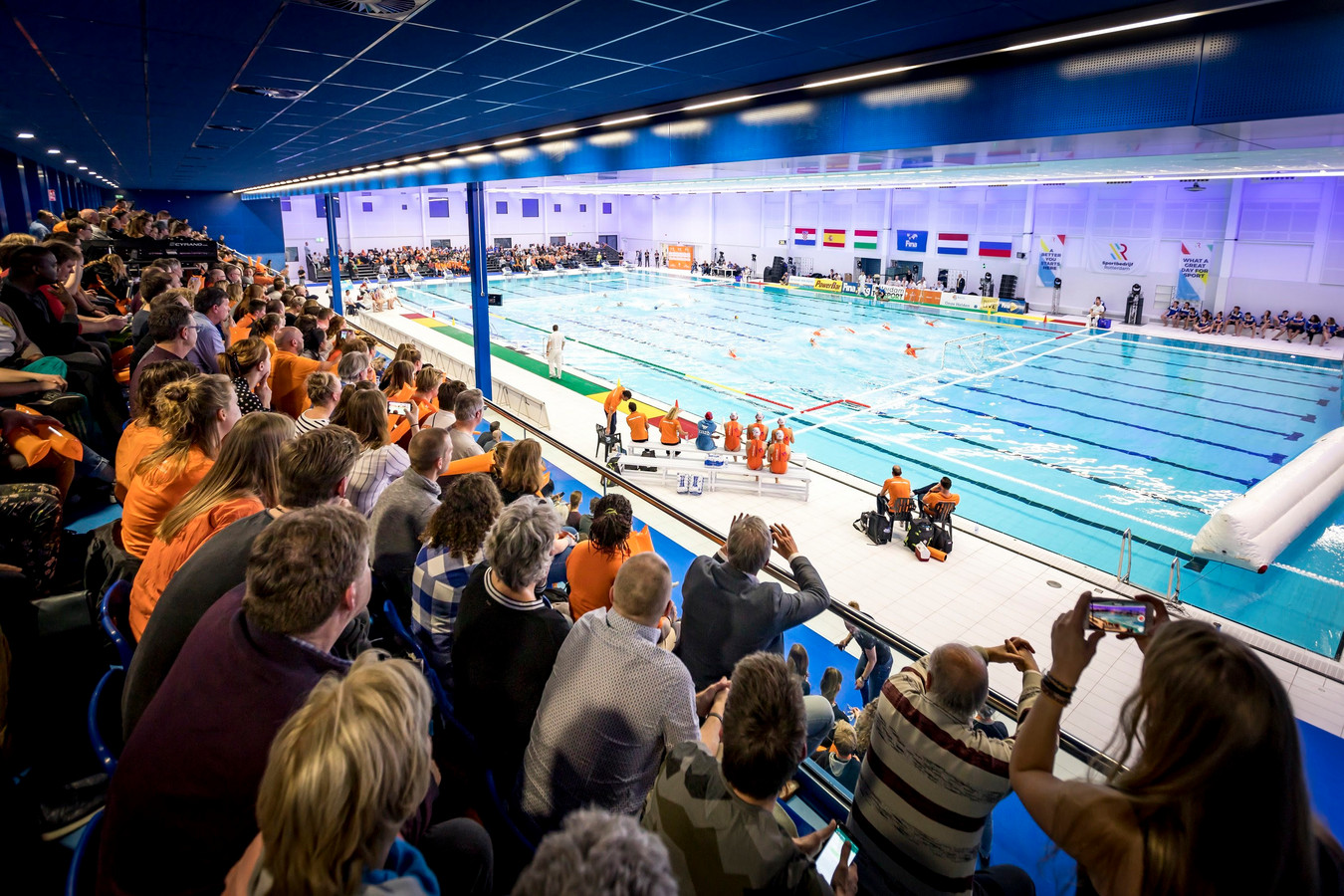 Al weken niet zwemmen in het 50-meterbad van Zwemcentrum Rotterdam op ...