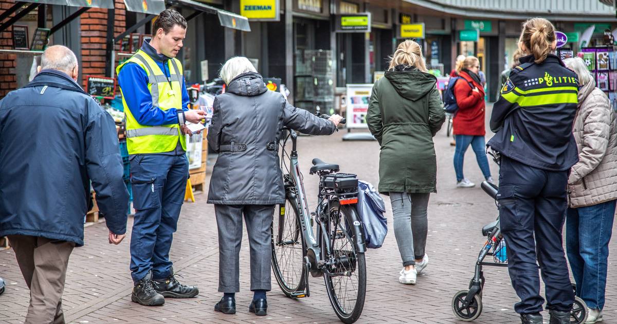 Politie grijpt in en bekeurt wildfietsers winkelcentrum Zwolle-Zuid ... Politie grijpt in en bekeurt wildfietsers winkelcentrum Zwolle-Zuid ...