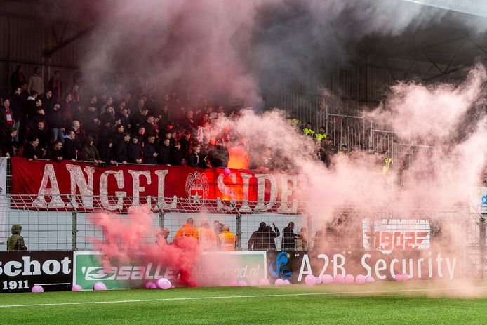 Nieuwe regel KNVB binnen één dag al nodig: duel Helmond Sport gestaakt ...