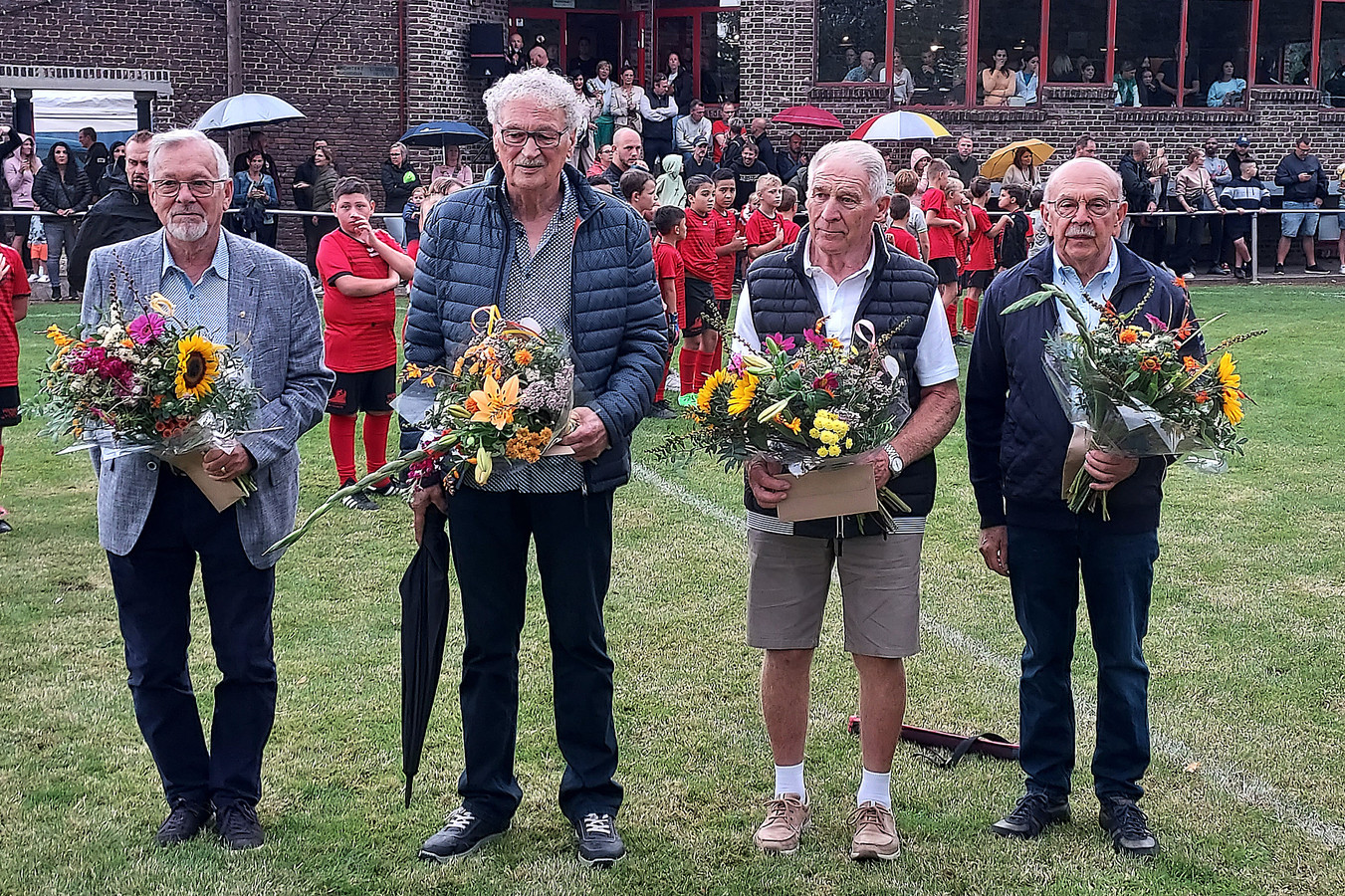 Bestuur van Lindeboys Leut geeft na vijftig jaar de fakkel door aan de ...
