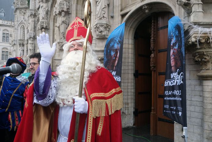 IN BEELD. Sint vergeet Spaanse zon tijdens blijde intrede: “Er zijn ...