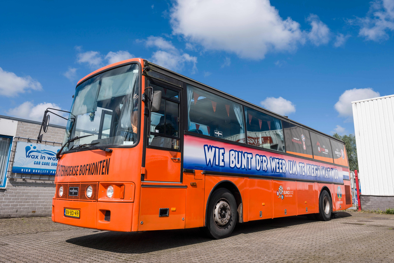 Opvallende Oranjebus maakte afscheidstoernee bij het voetbal, maar ...