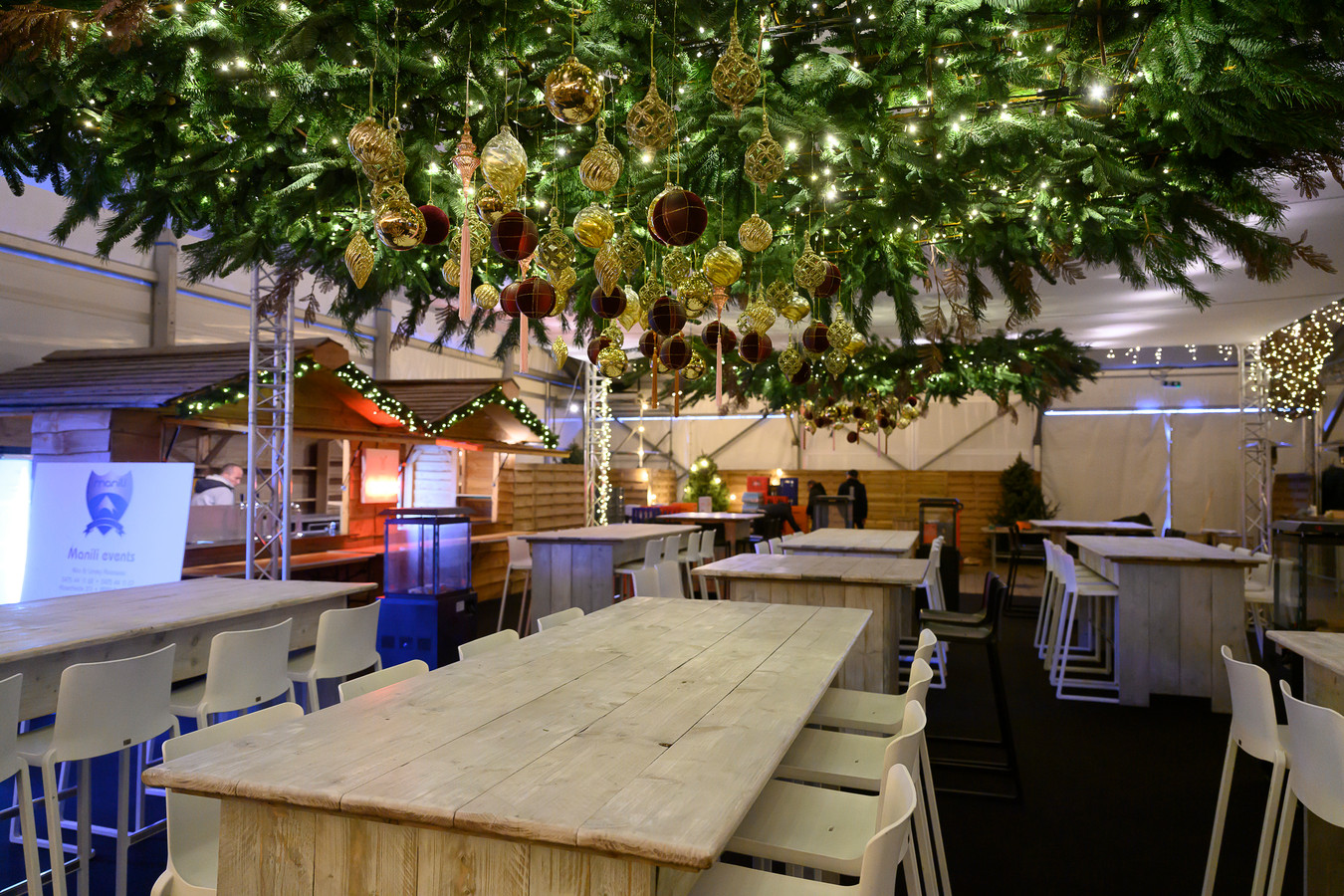 Rolschaatsbaan omgeven door sfeervolle kerstchalets opent vrijdag: “De ...