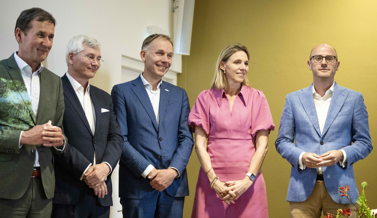 Dit zijn de vijf gedeputeerden van de provincie Utrecht (met twee ...