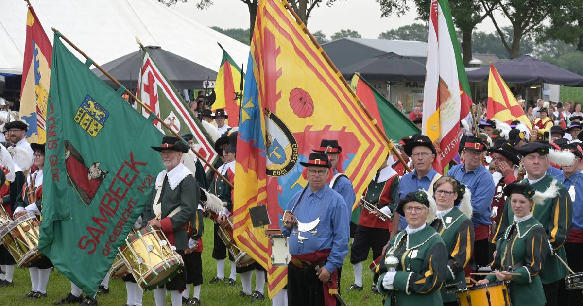 Zomertenue aan en gaan: hoe duizend gildeleden naar Oploo reizen voor ...