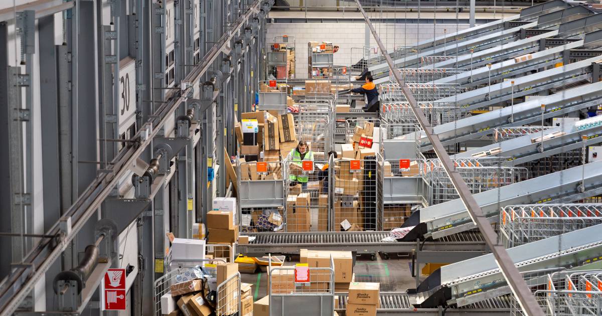Topdrukte bij sorteercentrum van Post NL in Son: 50.000 pakketjes per ...