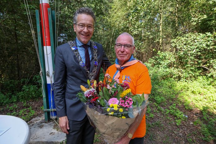 Lintje voor duizendpoot Jan Smits (72) van scouting Wielewaal in ...