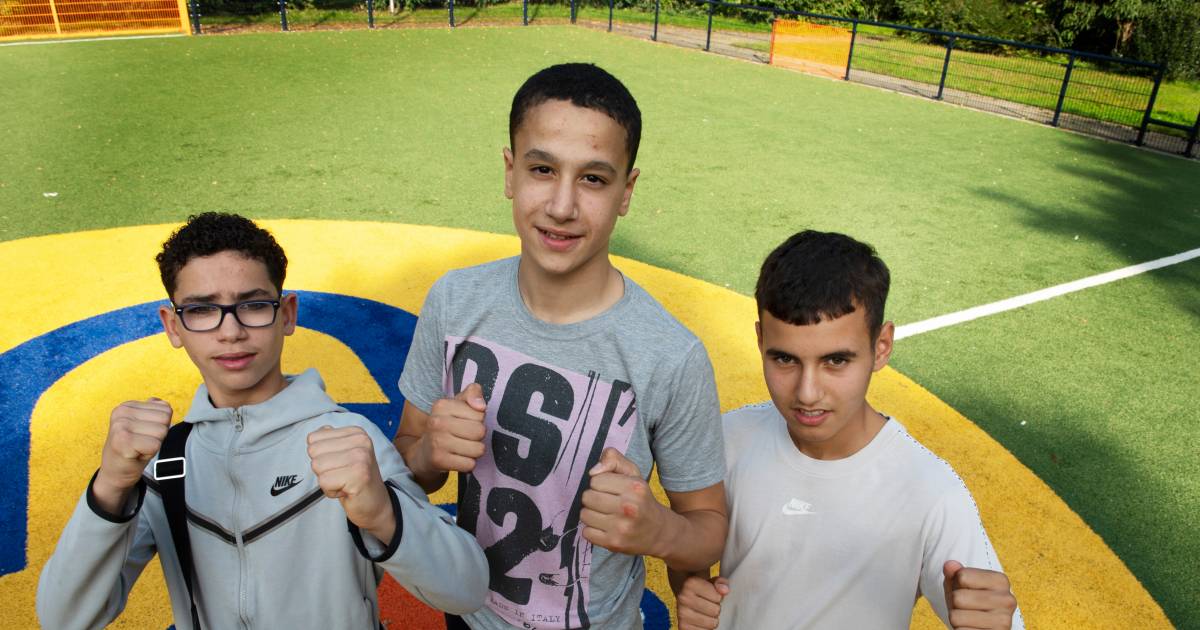 Walid, Adam, Othman en Ishaak stoppen vrouw die uit raam wilde springen ...