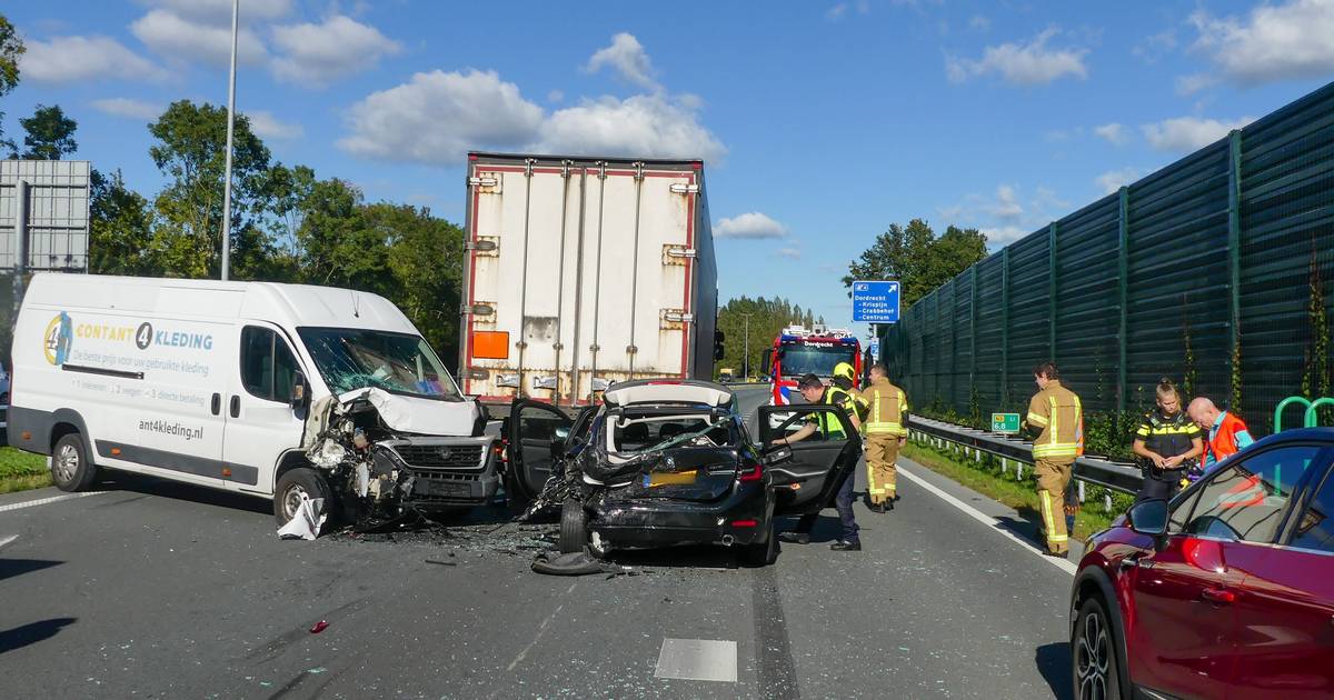 Ravage na ongeval tussen meerdere voertuigen op de N3 bij Dordrecht | 112 nieuws Dordrecht | AD.nl