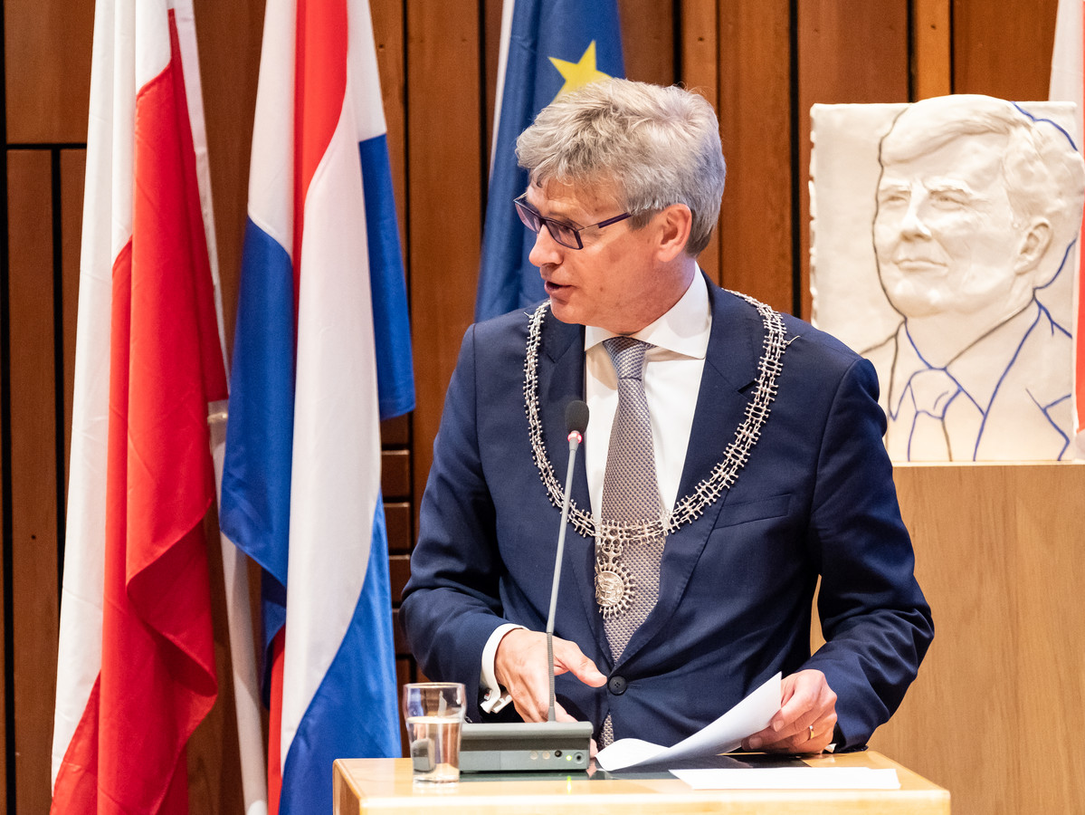 Directeur Rusthof kan zijn biezen pakken, moties van afkeuring en ...