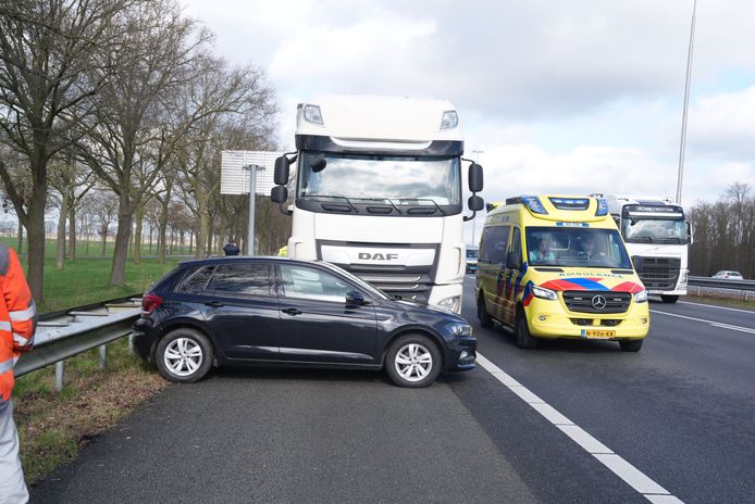 Aanrijding op A28 bij Staphorst, personenauto komt dwars voor vrachtwagen terecht | Staphorst ...