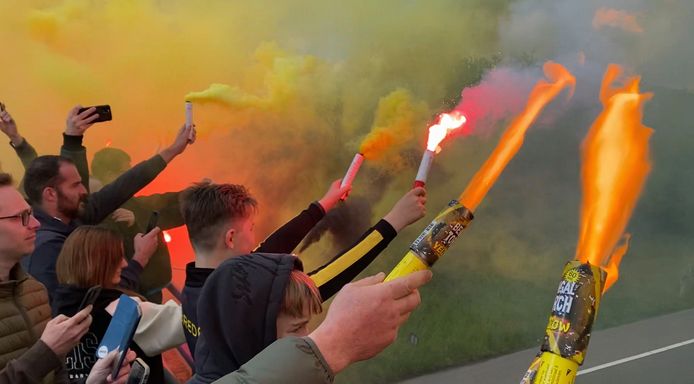 Juichen voor de NAC-spelersbus vanaf het viaduct aan de Poppestraat in ...