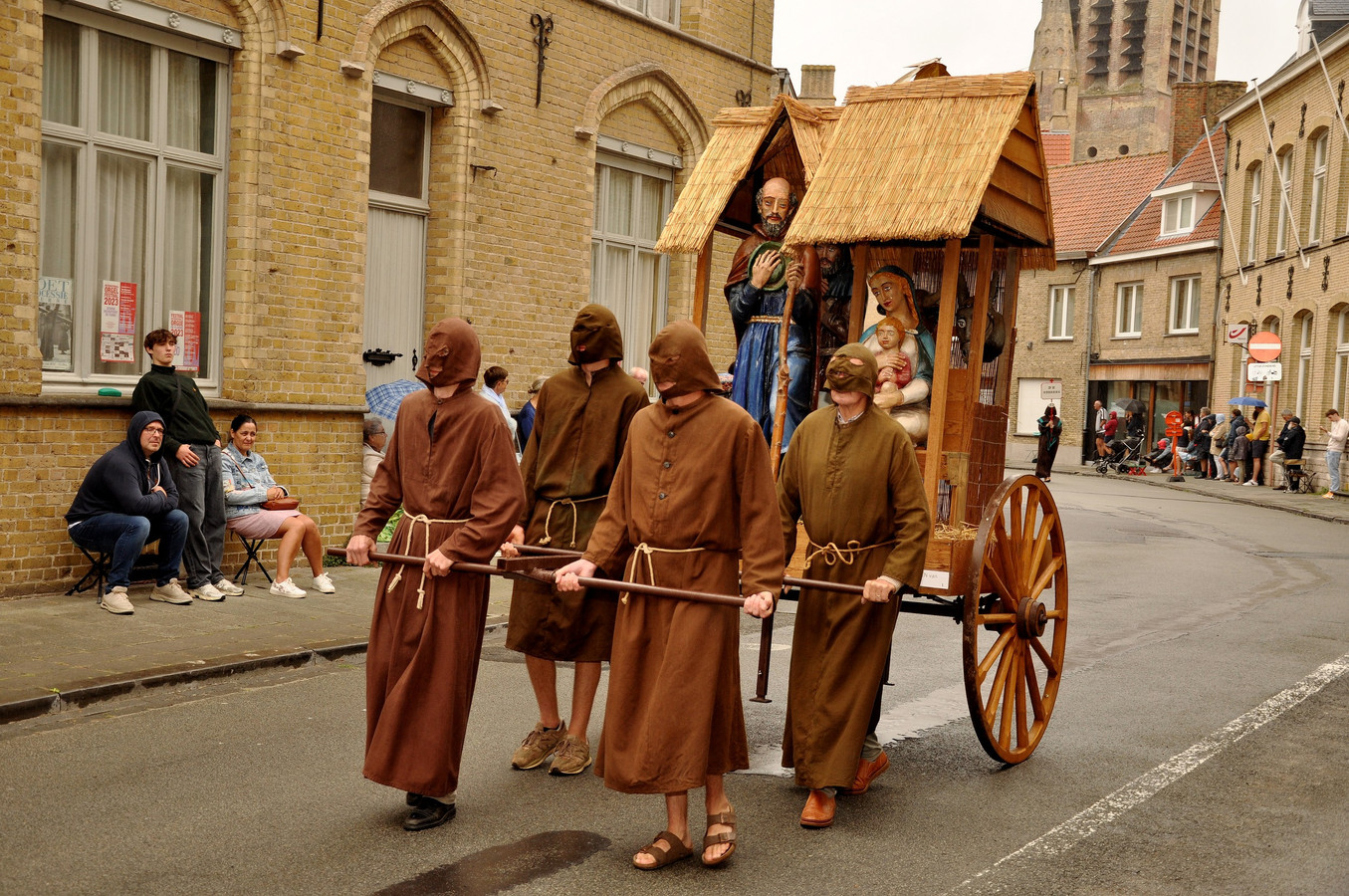 IN BEELD. Veurne beleeft zijn jaarlijkse hoogdag dankzij Boetprocessie | Foto | hln.be