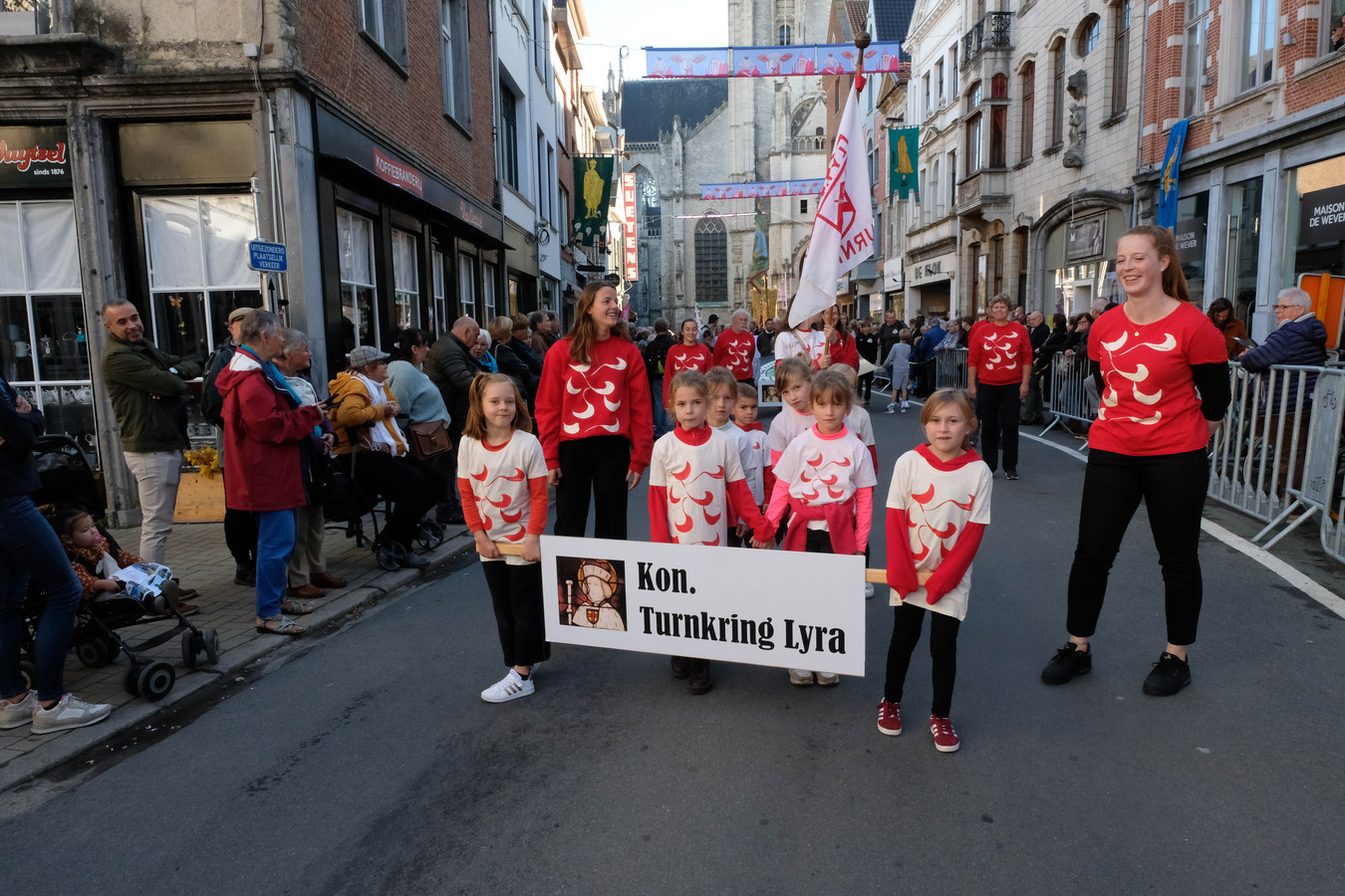 Schrijn van 800 kilo door straten gedragen tijdens Sint ...