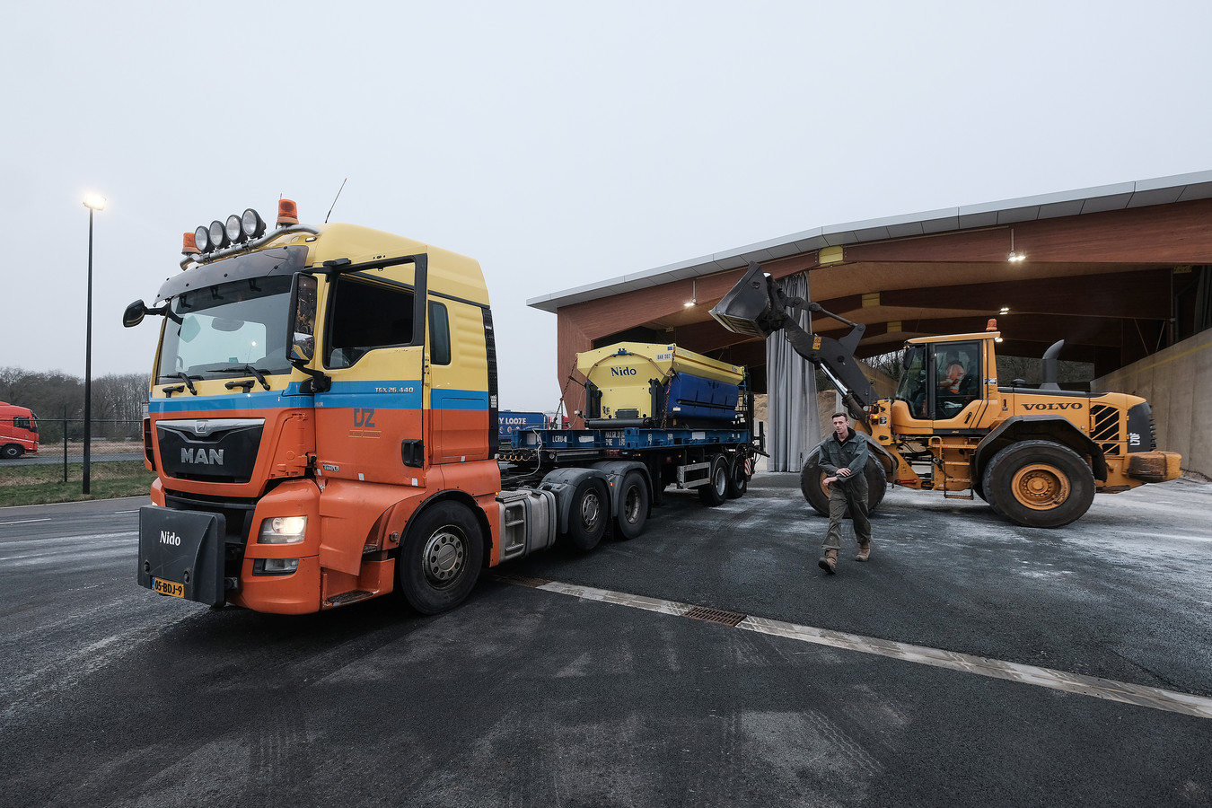 Roel (23) haast zich rot om de Gelderse snelwegen te voorzien van een ...