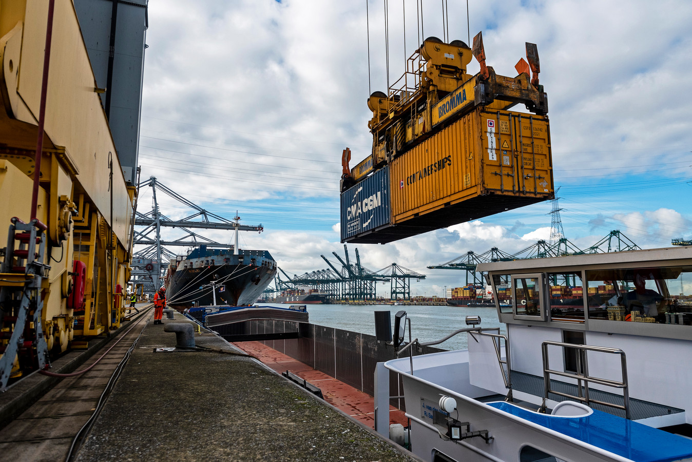 Haven van Antwerpen-Zeebrugge groeit nog licht, maar verliest terrein ...