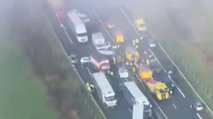 Un impressionnant carambolage causé par le verglas en France, une ...