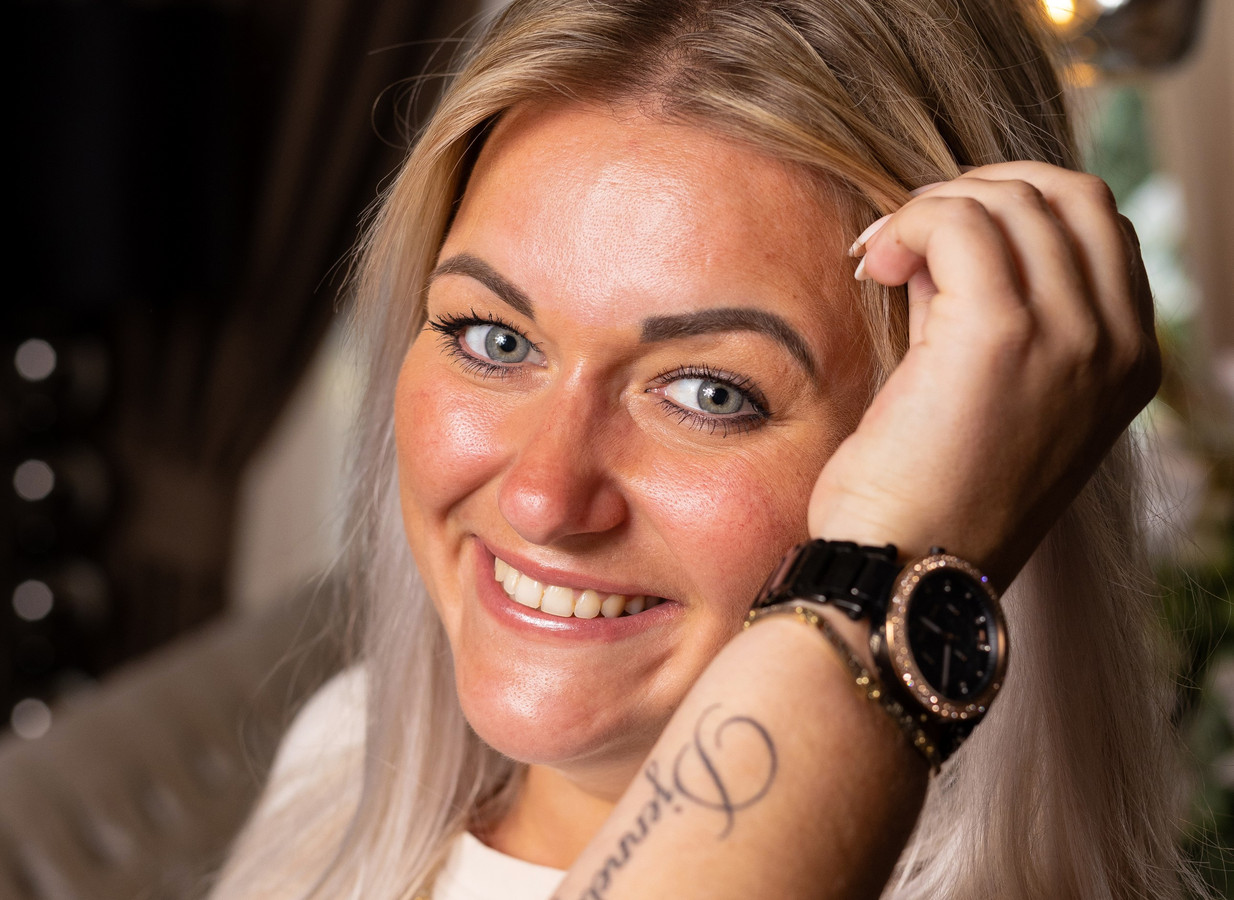 Rosmalense zangeres Charelle: ‘Bij zingen over het leven past geen diep decolleté’ | Foto ...