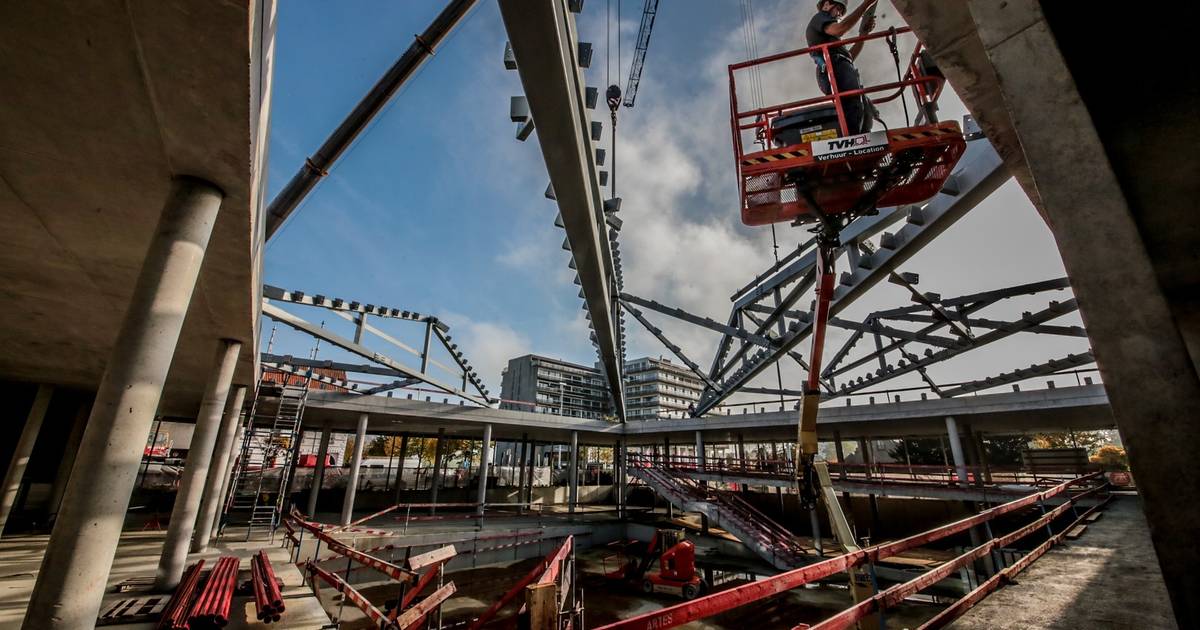 Kranen zetten kader van dak op nieuwe bib | Waregem | hln.be