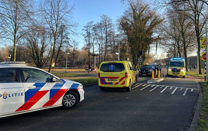 Opnieuw gaat het mis op beruchte kruising in Hengelo: fietser gewond naar ziekenhuis | Hengelo ...