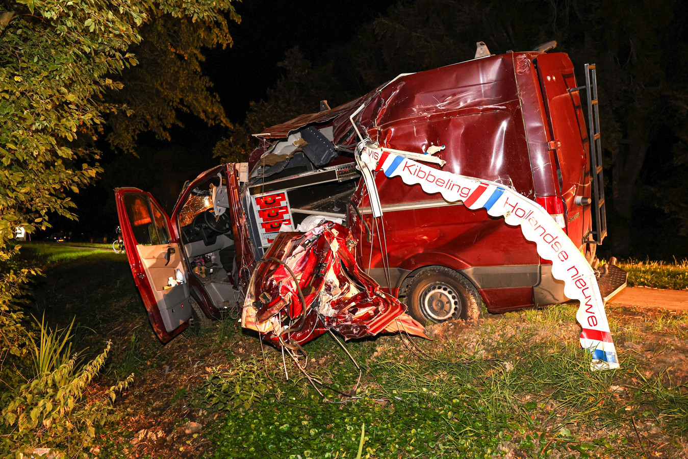 Busje ramt viskar bij Emmeloord: weg bezaaid met haring, kleingeld en ...