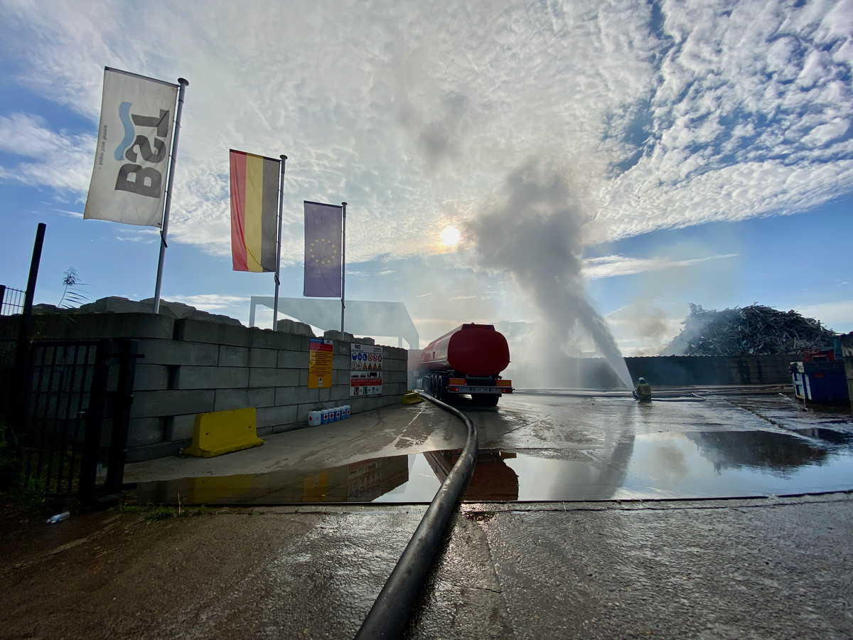 Rookpluim na brand in Willebroeks recyclagebedrijf tot in Nederland ...