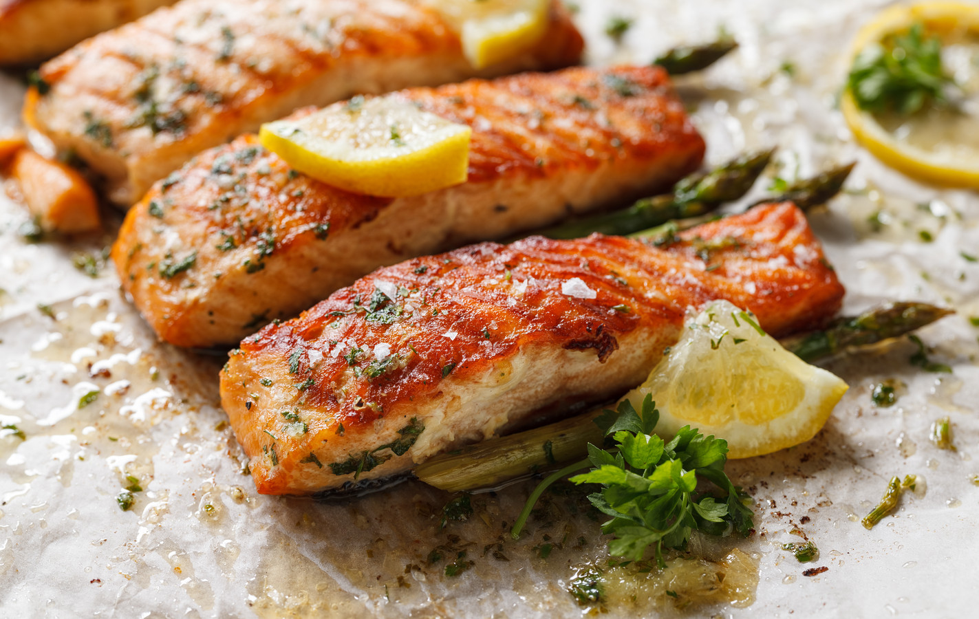 Deze smaakcombinaties gaan goed met een zalmgerecht uit de oven | Foto ...