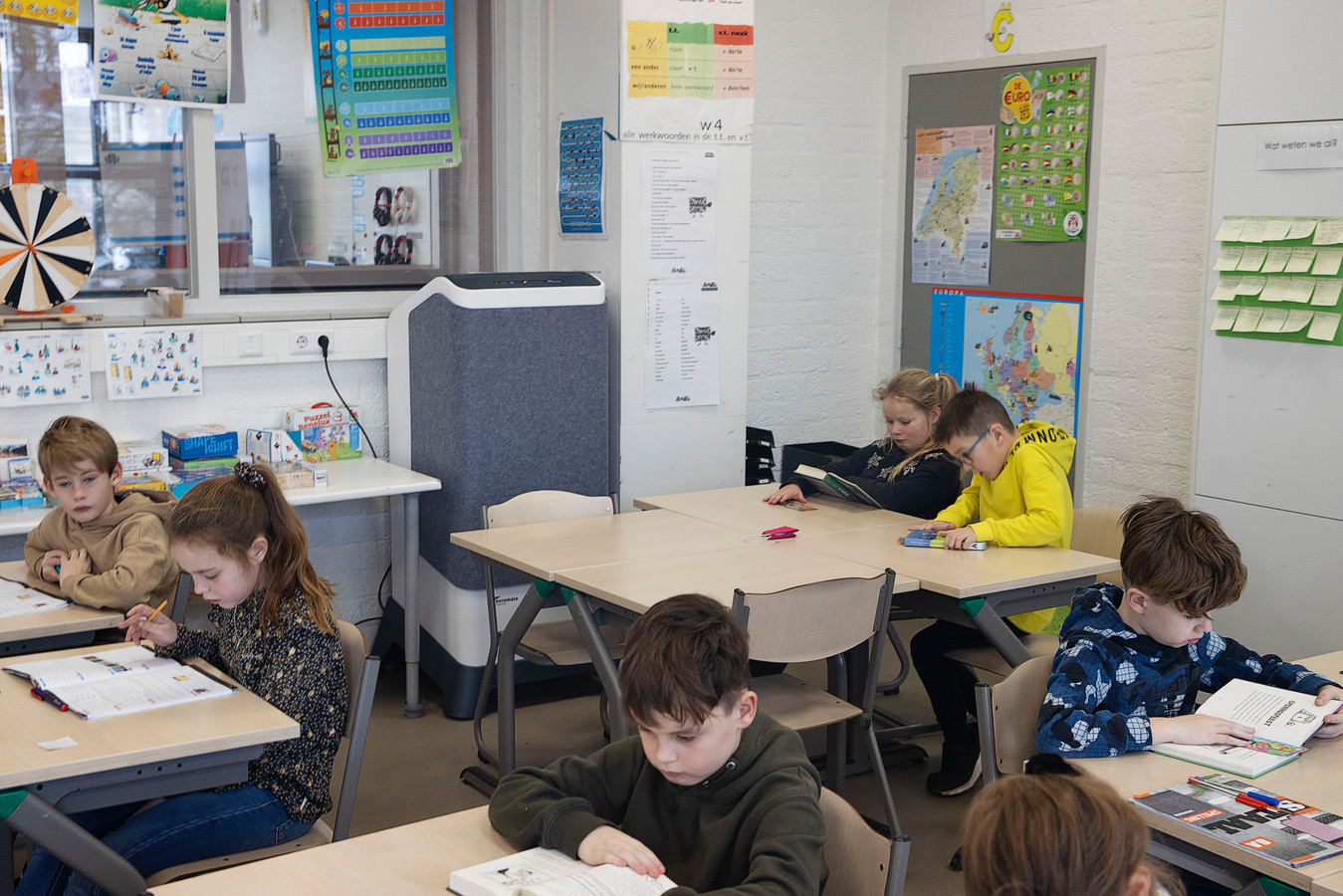 Zuivere lucht moet corona uit klaslokalen De Kiezel in Best houden: ‘Na ...