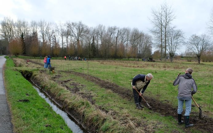 Wel zeventig vrijwilligers staken de handen uit de mouwen bij de ...