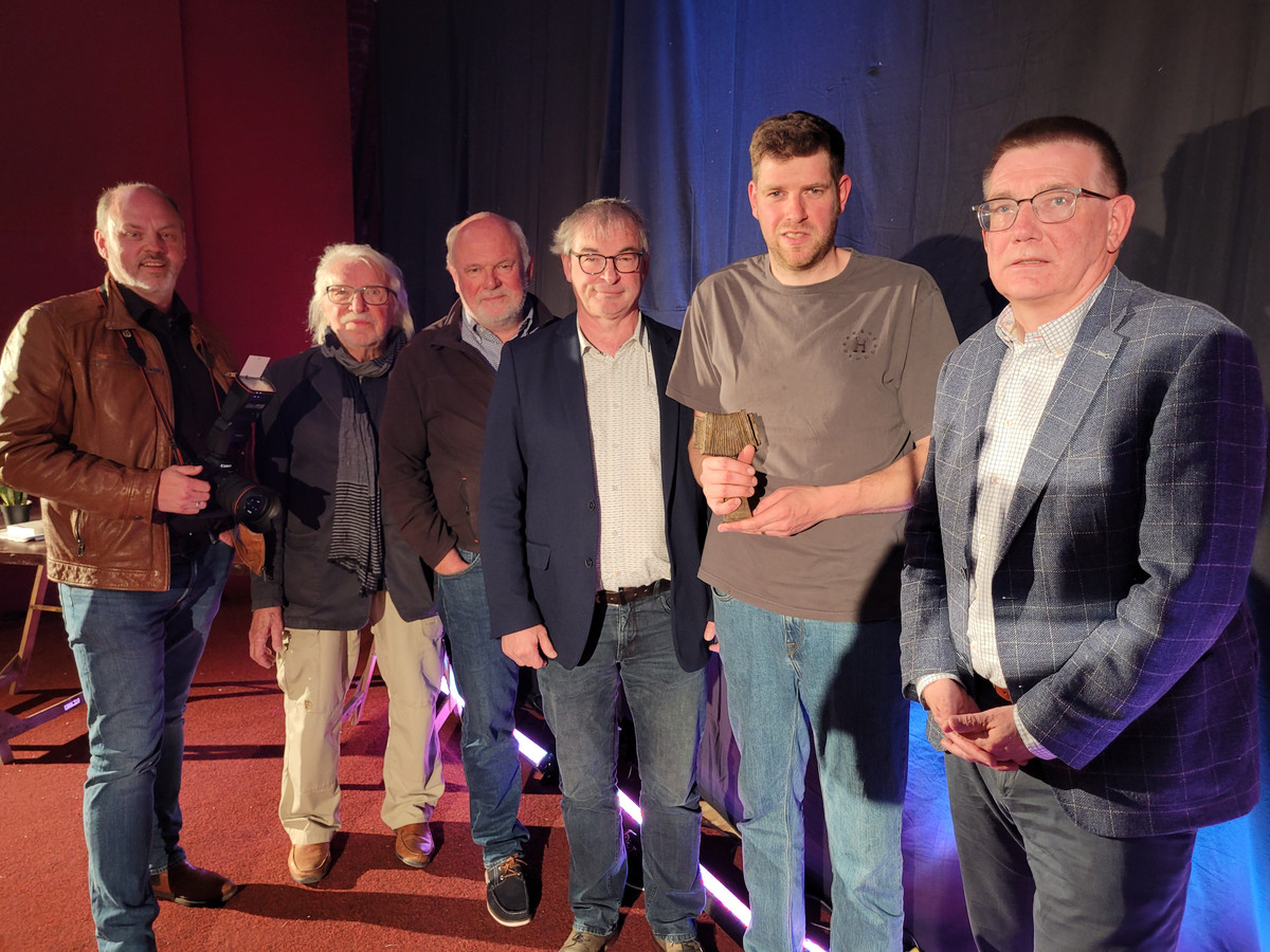 Lichterveldse Perskring reikt Bronzen Accordeonnetje uit aan Hans Cools ...