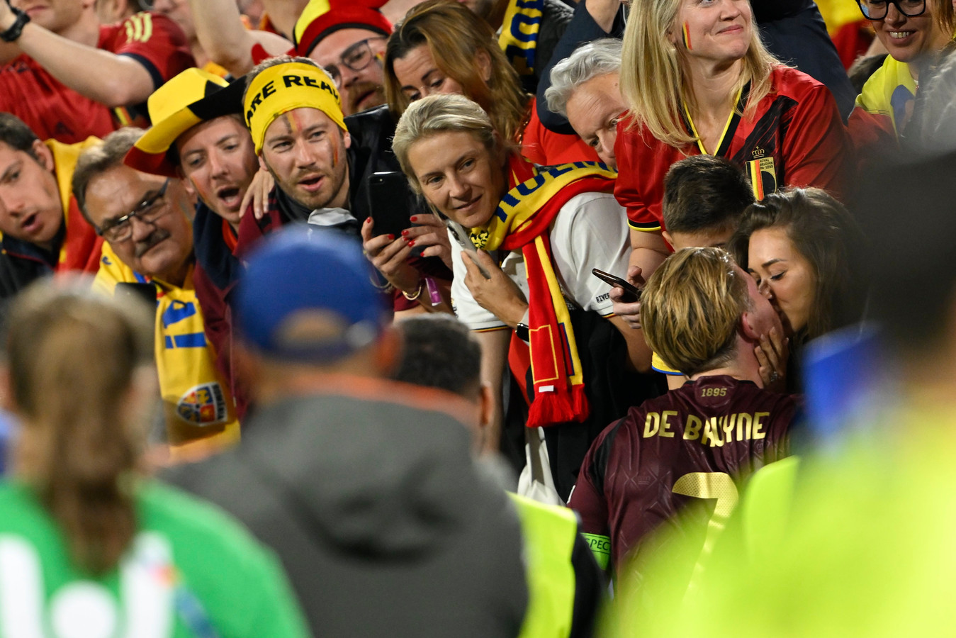 Élu homme du match, Kevin De Bruyne partage quelques instants avec ses ...