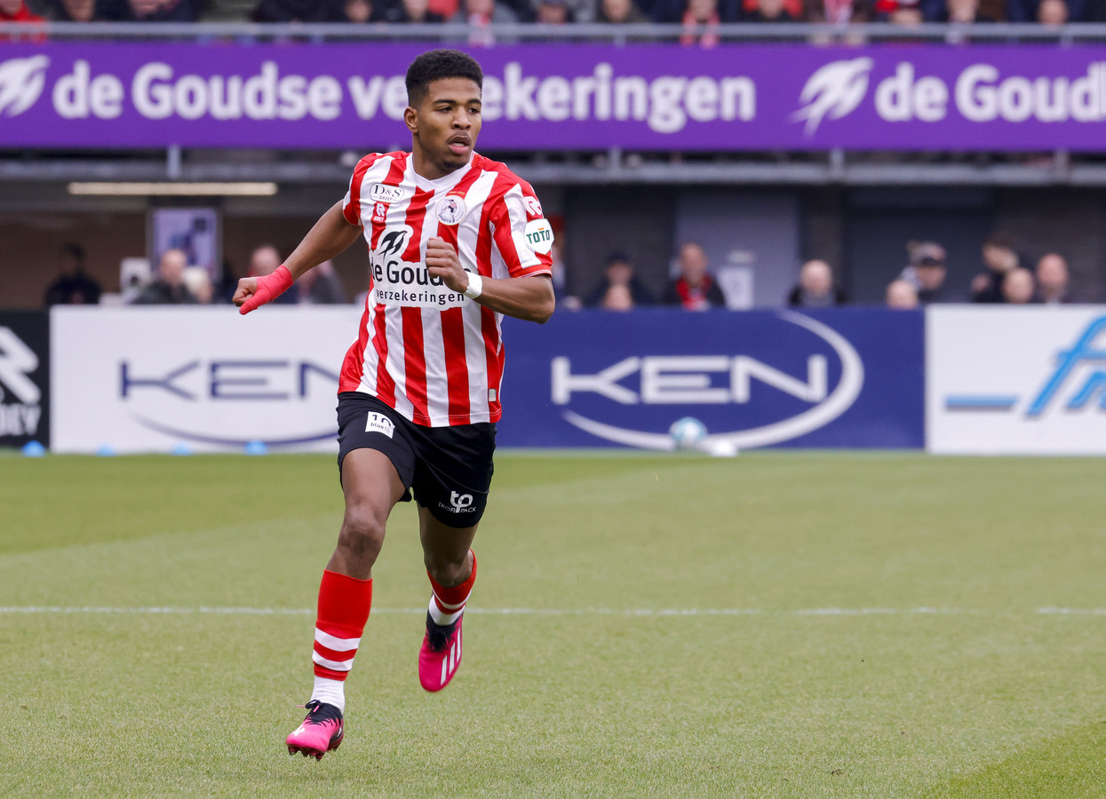 Door PSV verhuurde rechtsback Sambo stoot via Sparta door naar de basis ...