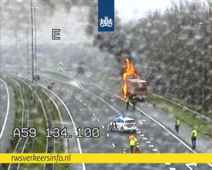 Vrachtwagen vliegt in brand op A59 bij knooppunt Empel Den Bosch | Altena | bndestem.nl