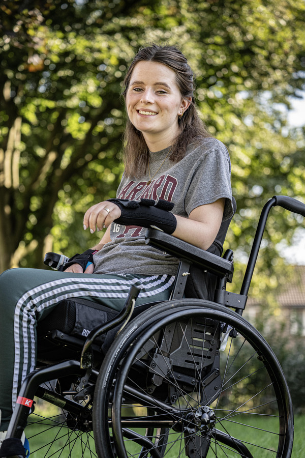 Maartje (19) uit Rosmalen stapte bij een jongen in de cabrio, haar ...