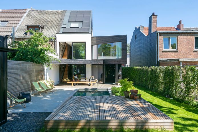 Zwarte keuken, natuursteen en oude Japanse geveltechniek: Gianni en ...