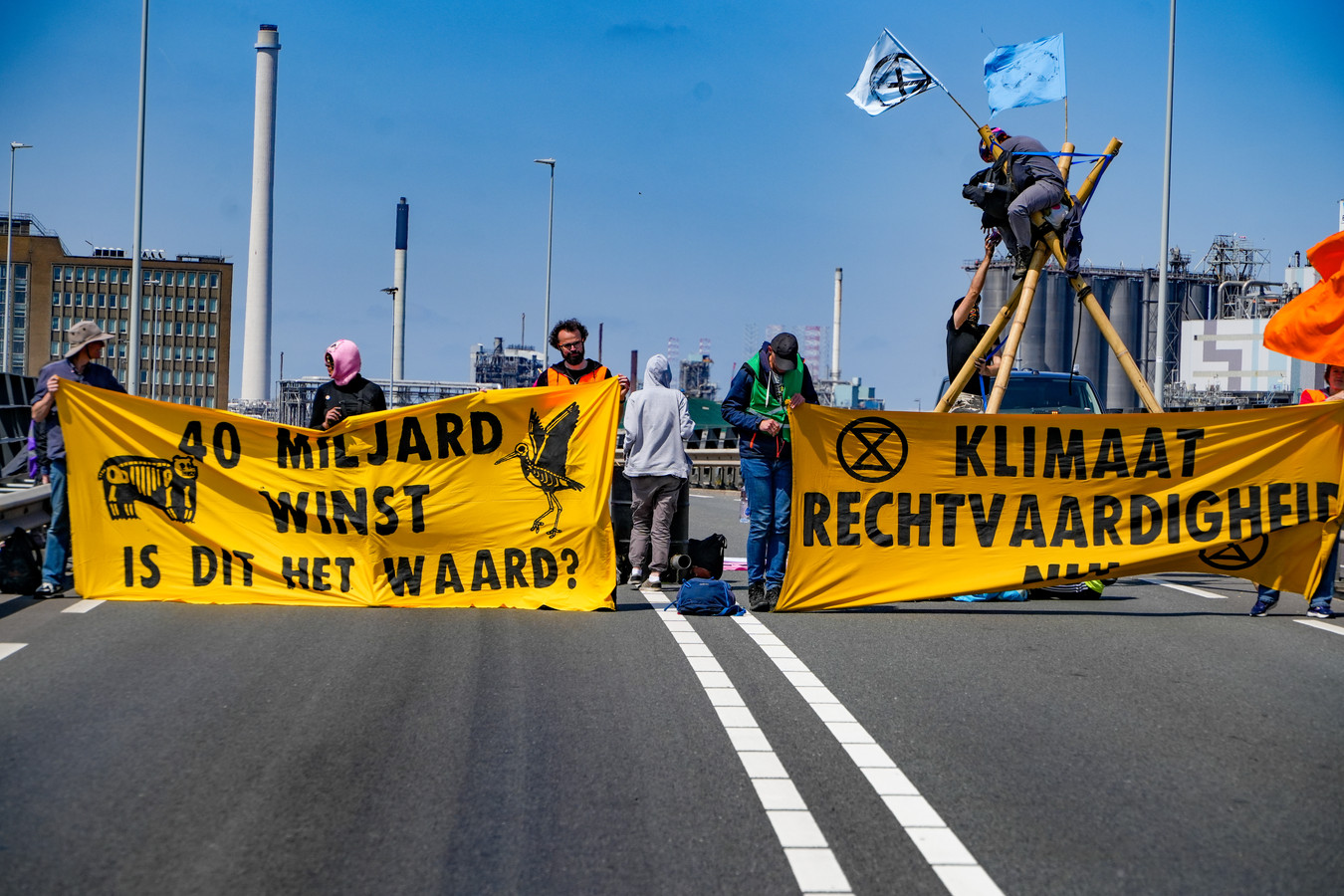 Vijftien klimaatactivisten aangehouden voor blokkeren toegangsweg Shell ...