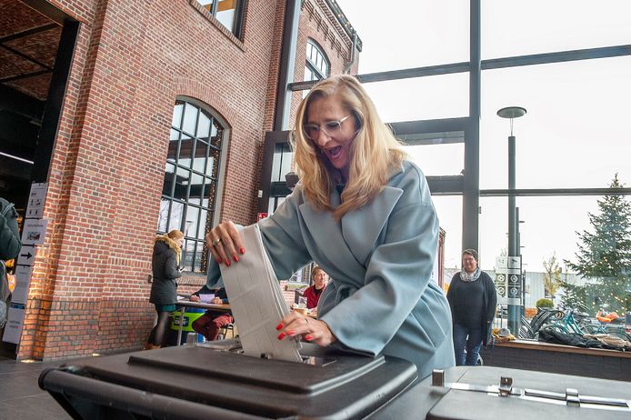 Poffertjeskoningin Rachel brengt stemmen binnen voor de PVV: ‘Hoog tijd ...