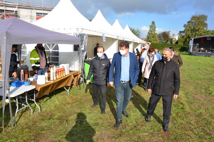 Turkse moskeevereniging viert uitgesteld lentefeest in Sterrestraat ...