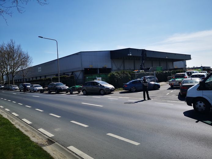 Kleine file bij heropening containerpark, tijdelijk eenrichtingsverkeer ...