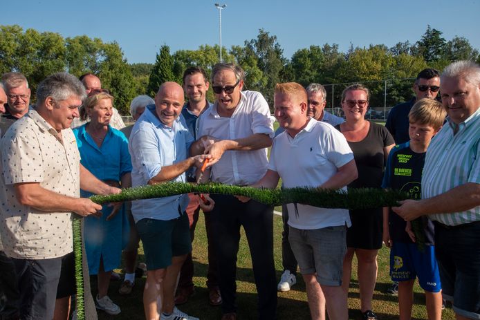 Nieuw kunstgrasveld en 1 miljoen investeringen in KVVE Massemen ...