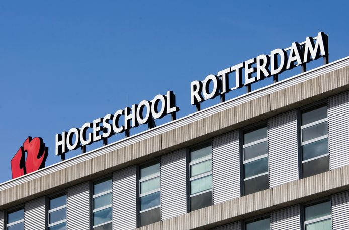 Gebouw van Hogeschool Rotterdam kort ontruimd vanwege rookontwikkeling in lift | Rotterdam | AD.nl