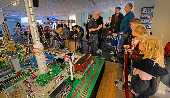 Miljoenen steentjes en jaren werk: in Hengelo exposeren ‘Adult Fans of ...