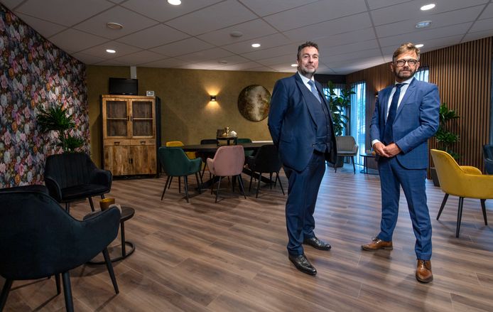 Op de muren van dit nieuwe uitvaarthuis zit bloemetjesbehang: ‘Zwart is ...