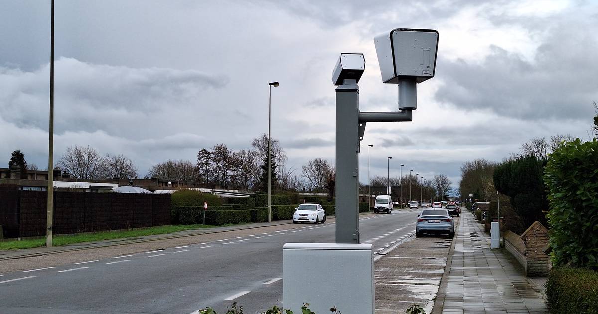 Stad Oostende plaatst twee nieuwe flitspalen: “Auto’s remmen niet voldoende af” | Oostende | hln.be