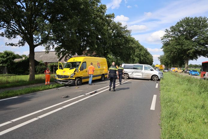 Een persoon raakt gewond na botsing tussen bestelbusjes en personenauto's: weg weer vrijgegeven ...
