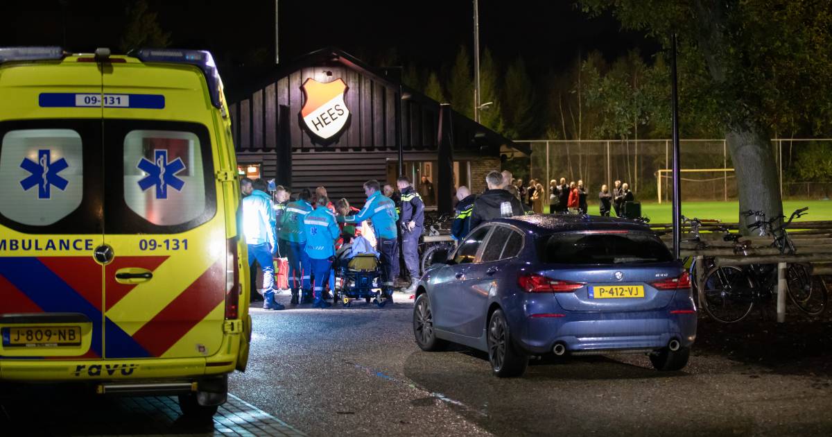 Speler van voetbalclub Hees zakt in elkaar, aanwezigen reanimeren snel ...