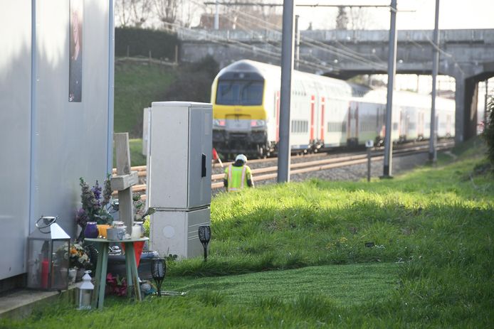 Fietser gegrepen door trein op bewaakte overweg: man overleden ...