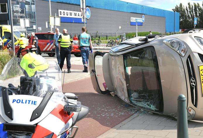 Auto belandt op zijkant bij ongeluk in de Binckhorst | Den Haag | AD.nl